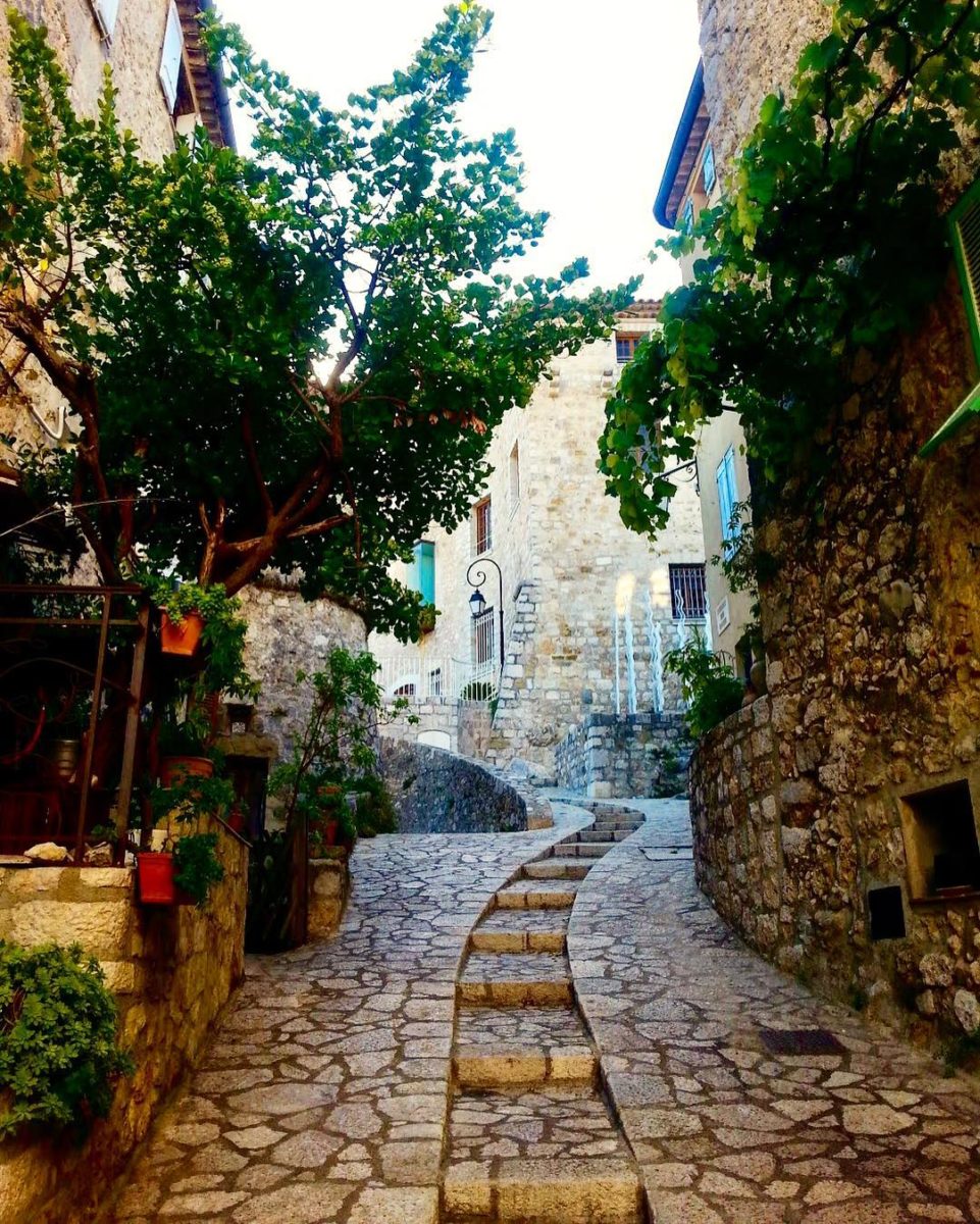 Carros, a perched village with unexpected charms | Nice Côte d'Azur CVB